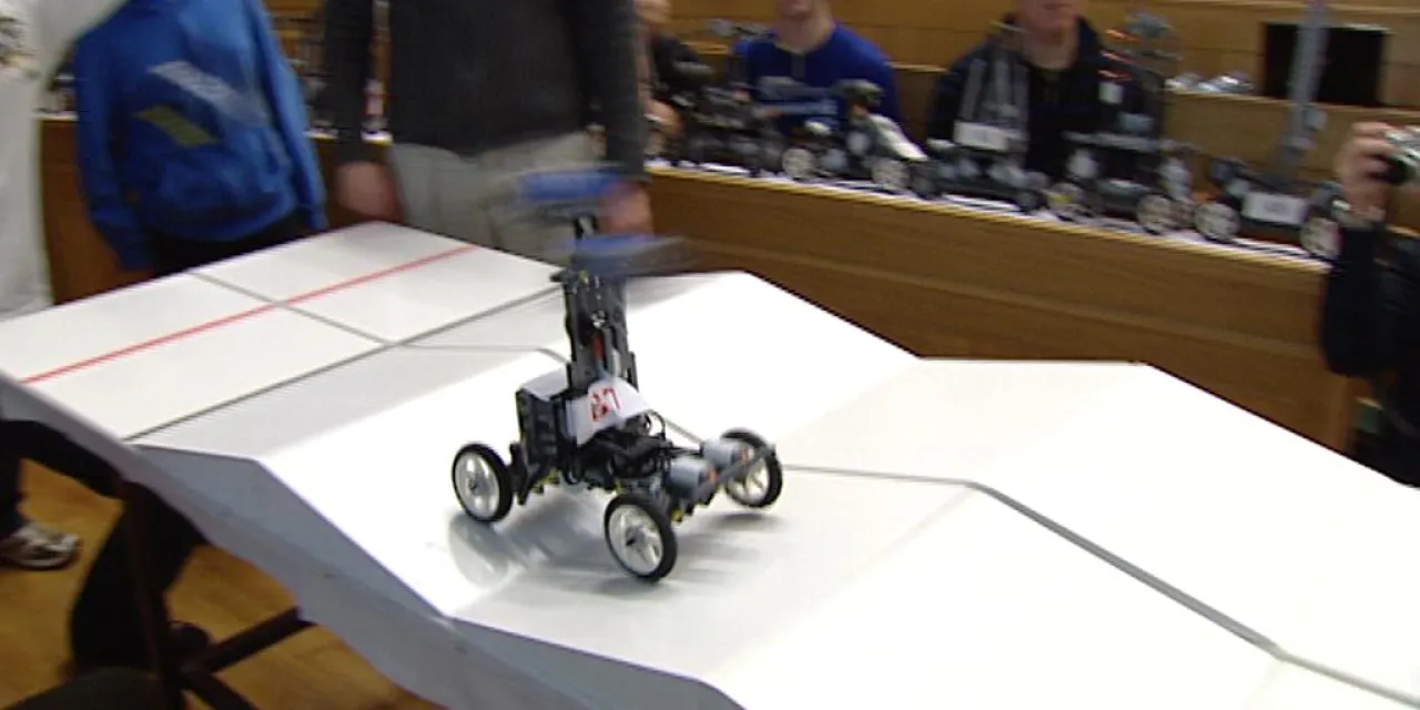 Závod robotů ovládl Sudo chmod 700 — ČT24 — Česká televize