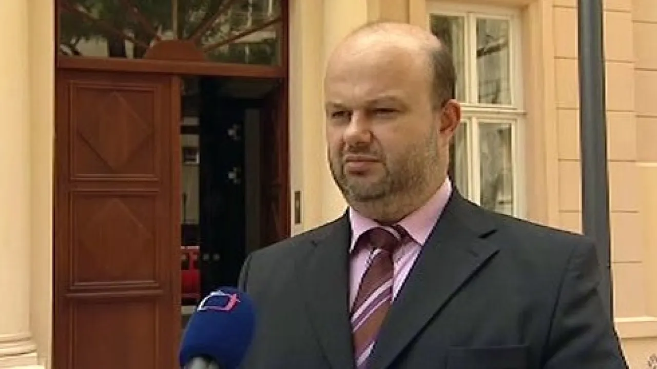 Pecina poradil ČSSD: Langer měl na zdi Dzeržinského — ČT24 — Česká televize