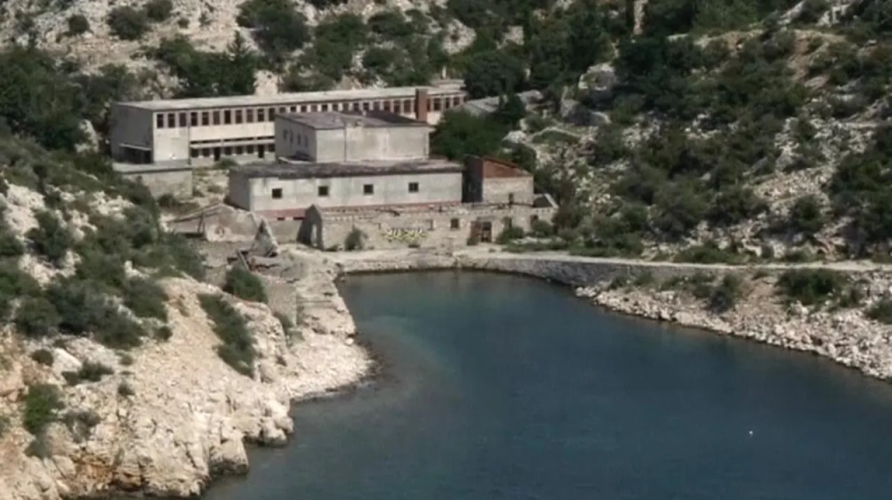 Chorvaté se bouří: Z gulagu bude možná letovisko — ČT24 — Česká televize