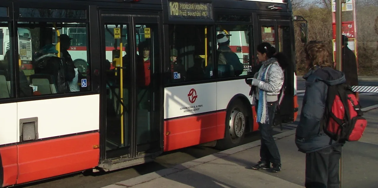 Autobus 375 otevře cestujícím všechny dveře — ČT24 — Česká televize