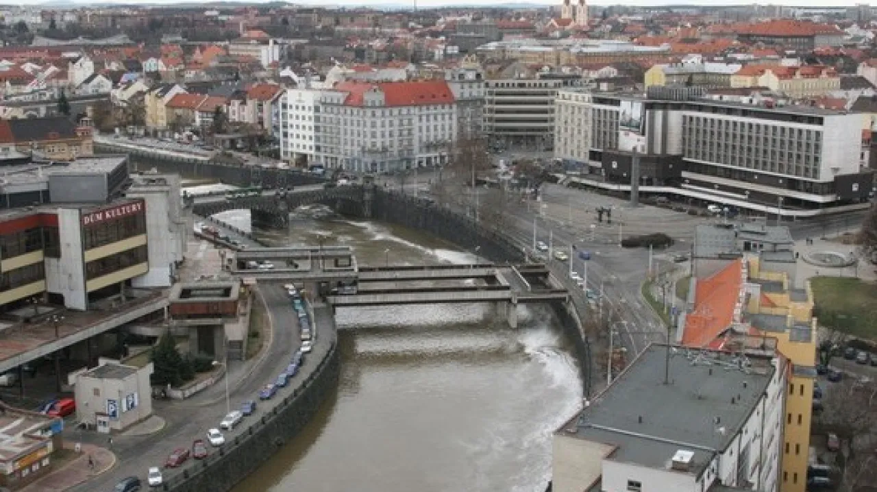 Končí opravy Americké ulice, od dubna do června se na ni vrátí auta — ČT24 — Česká televize