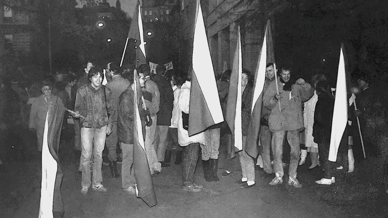 V čele průvodu ze 17. listopadu šla možná i Státní bezpečnost — ČT24 ...