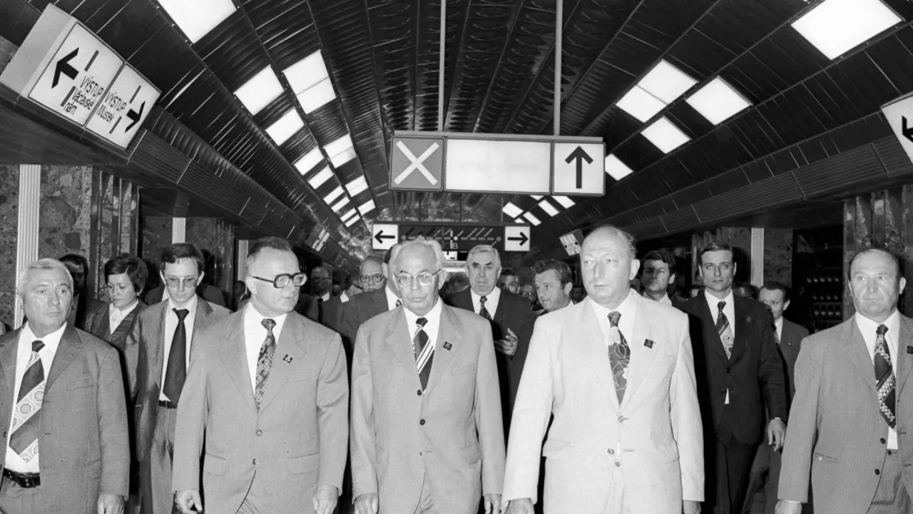 Pražské metro dostalo před 40 lety druhou trasu, spojila Dejvice a ...