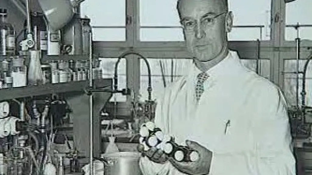 Ve Švýcarsku zemřel objevitel LSD Albert Hofmann — ČT24 — Česká televize