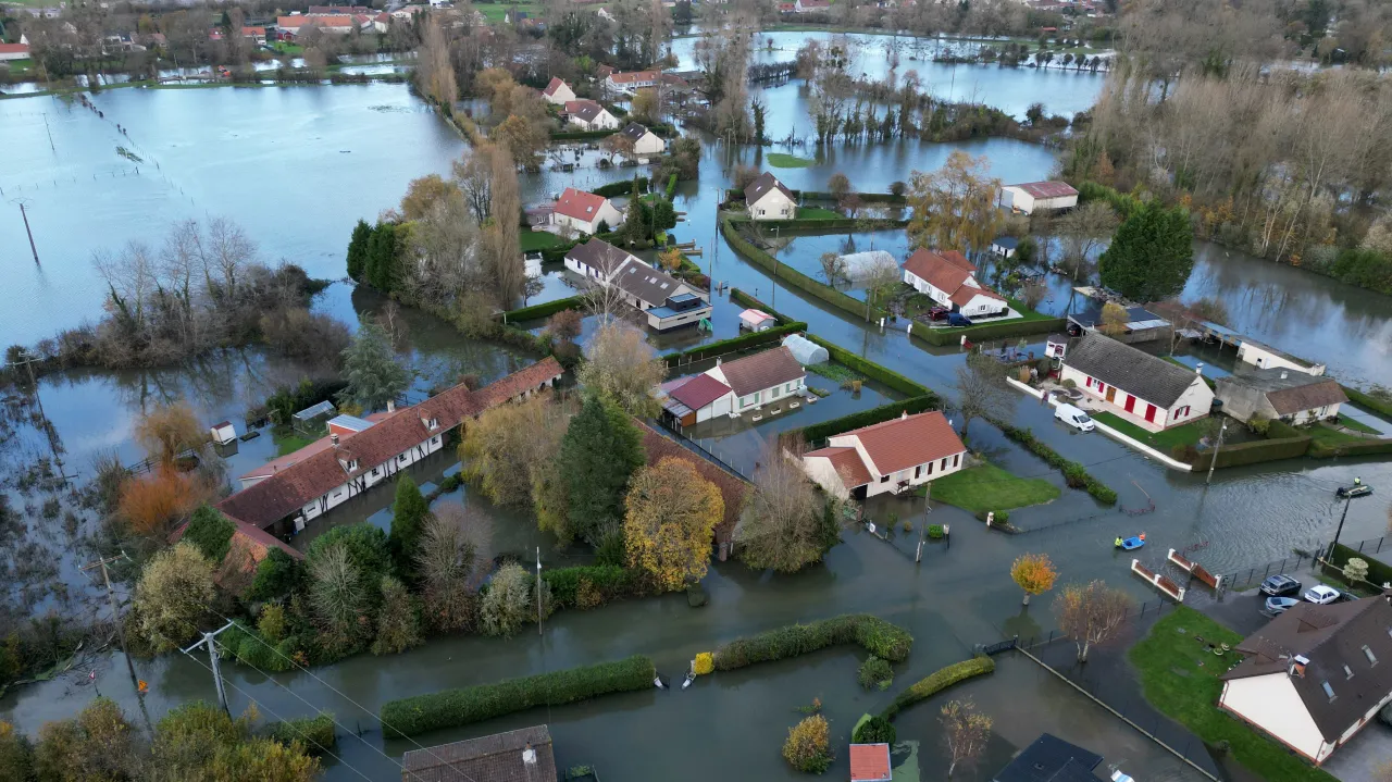 Severozápad Francie postihly silné záplavy, řada vesnic je pod vodou ...