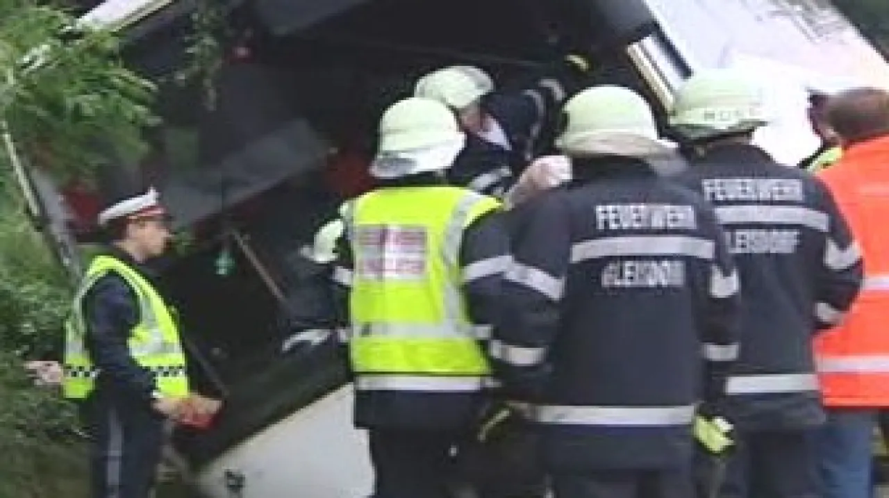 Při nehodě autobusu v Rakousku se zranilo 16 dětí — ČT24 — Česká televize