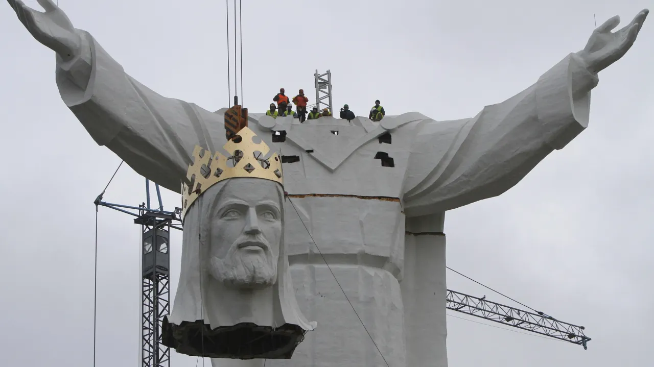 Největší socha Krista na světě byla dnes instalována v Polsku — ČT24 ...