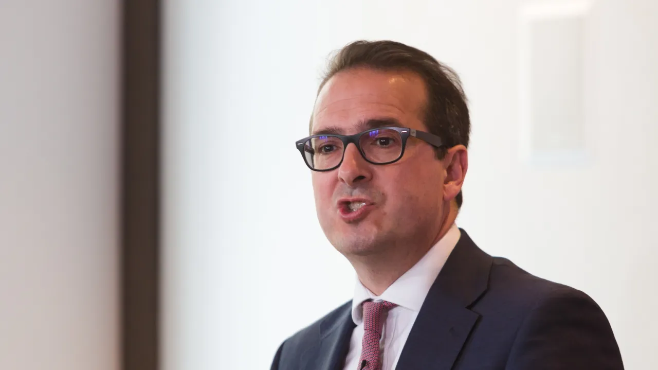 Owen Smith jde do boje o křeslo šéfa labouristů. Sází na levicové ...