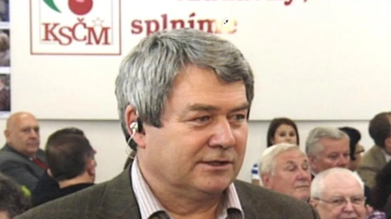 Komunisté Nečasově vládě důvěru nedají — ČT24 — Česká televize