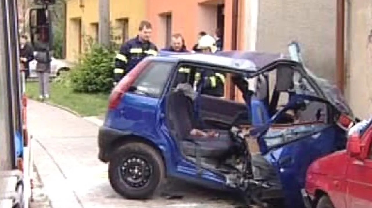Auto v Bílovicích vrazilo do rodinného domu, tři lidé nepřežili — ČT24 — Česká televize