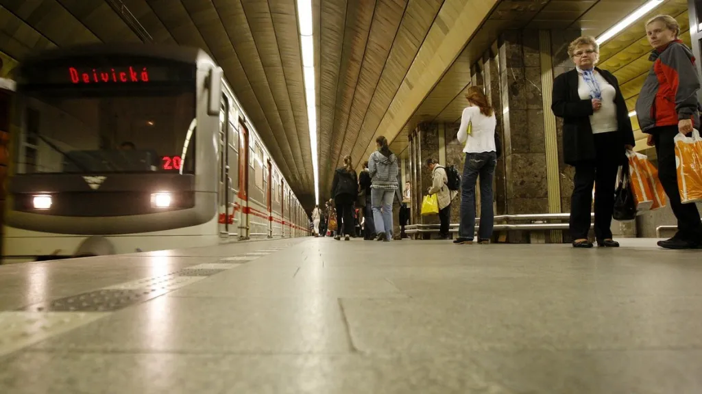 Metro v Praze jezdí bez omezení — ČT24 — Česká televize