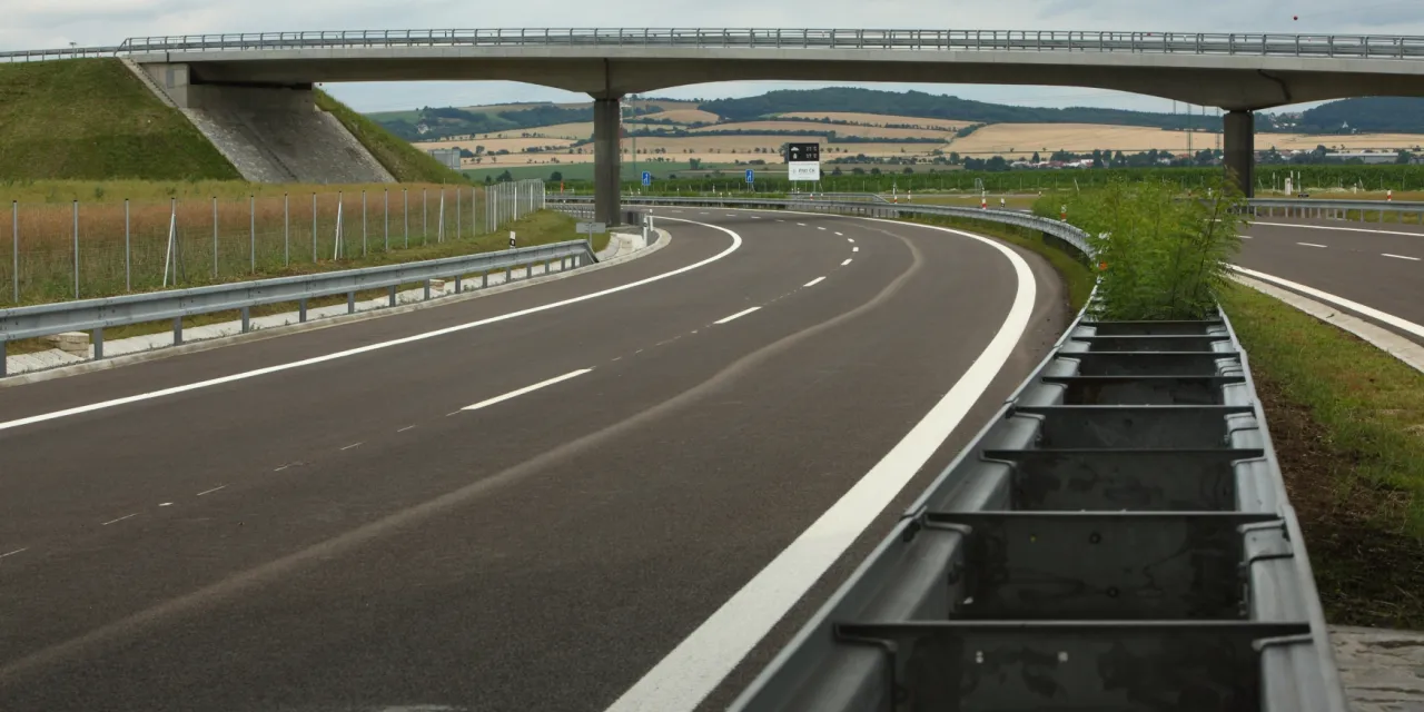 Prachař: Stát by mohl v příštích třech letech postavit 60 km nových dálnic — ČT24 — Česká televize