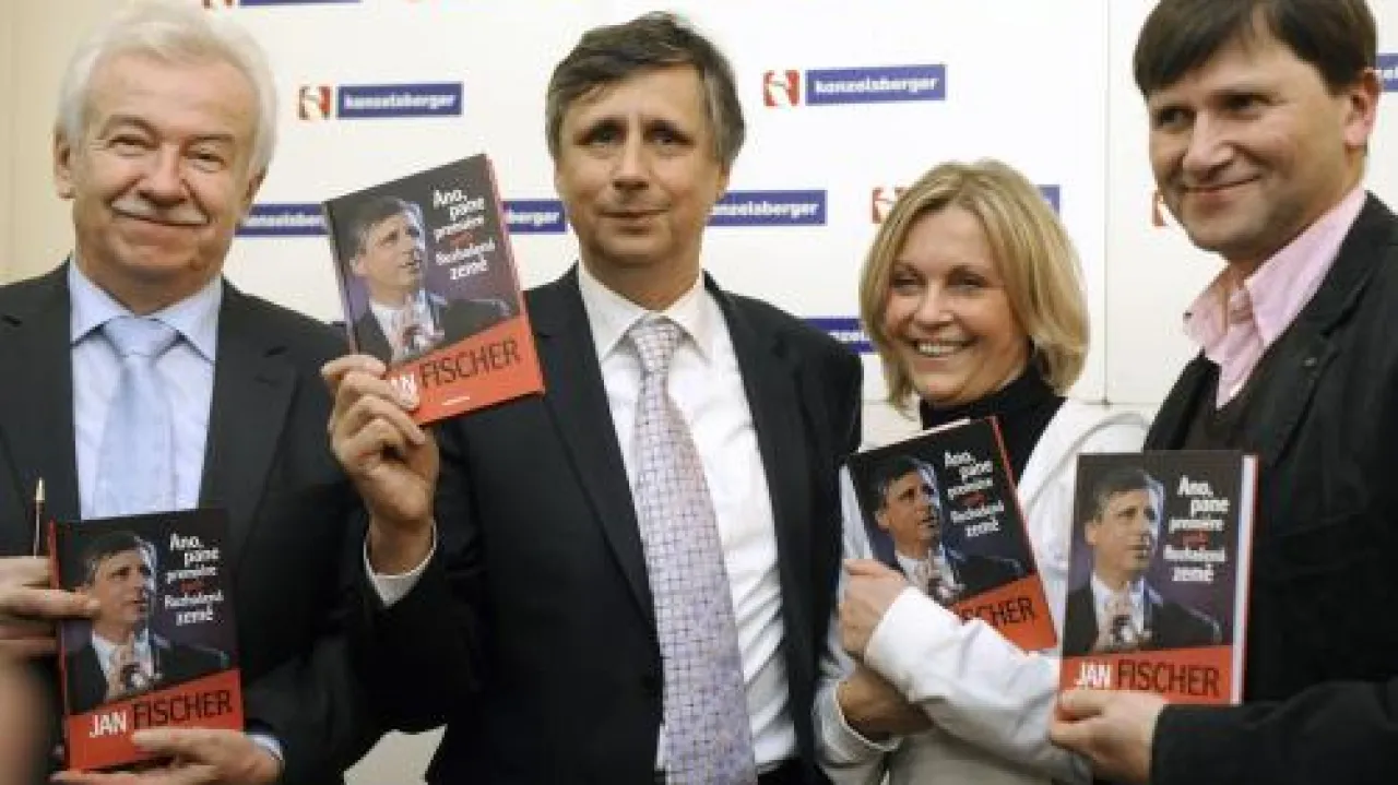 Fischer pokřtil knihu, nevyloučil ani návrat do politiky — ČT24 — Česká ...