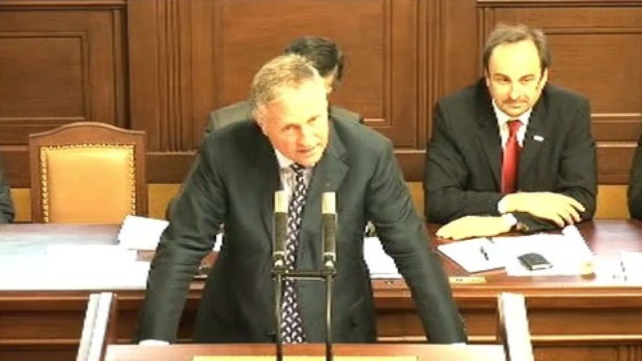 Topolánek s Langerem se pustili do Peciny, Rath ho bránil — ČT24 ...