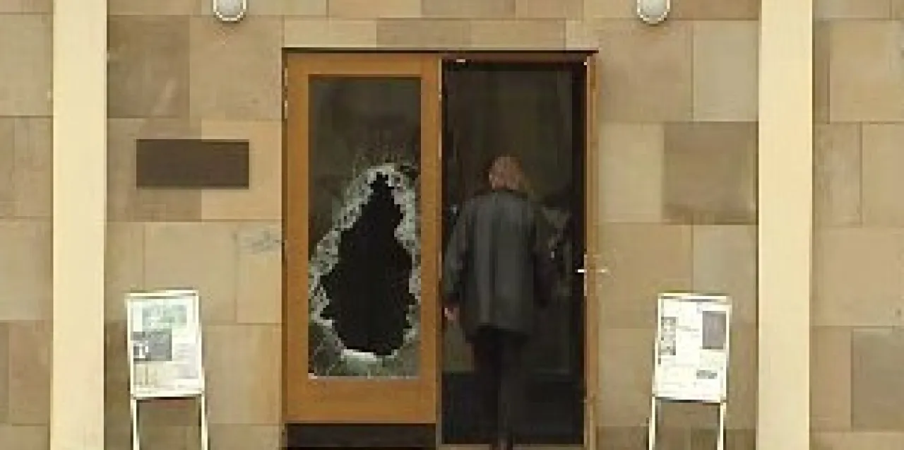 V památníku v Lidicích na Kladensku řádil škůdce — ČT24 — Česká televize