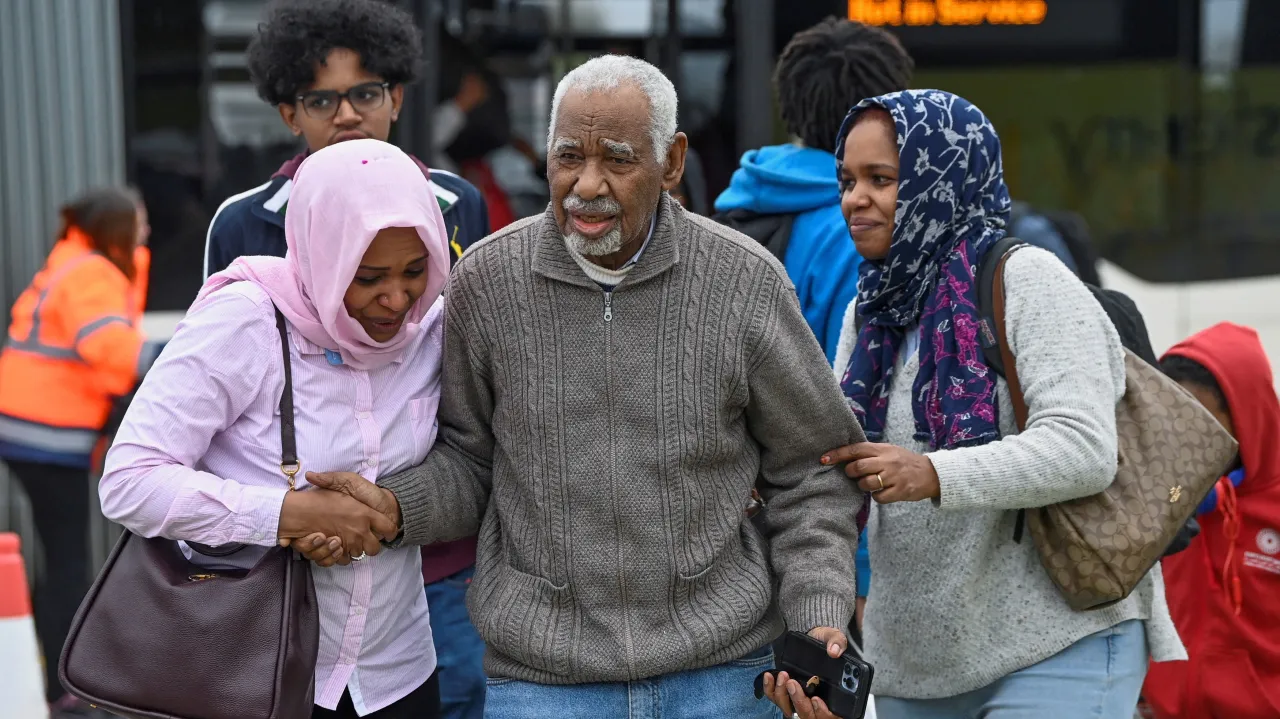 Byla to noční můra, z Chartúmu je město duchů, popisují evakuovaní ...