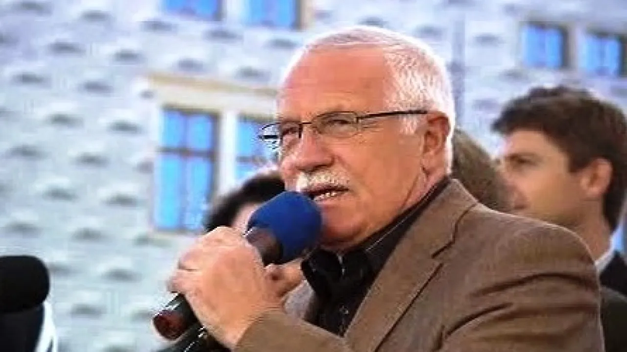 Čeští odpůrci Lisabonu na Hradě - Klaus považuje dvě referenda za ...