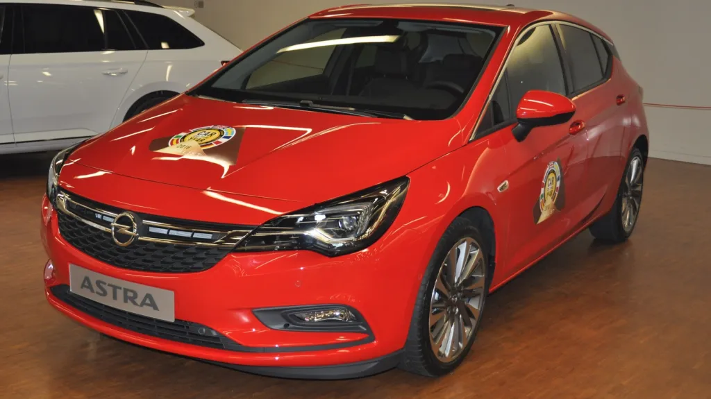 Evropským autem roku je Opel Astra, mezi finalisty byla i Škoda Superb ...