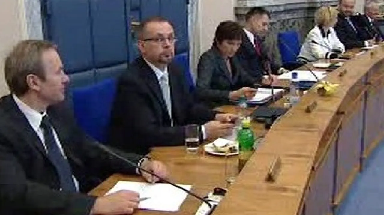 Kabinet premiéra Fischera projedná platy ve zdravotnictví — ČT24 ...