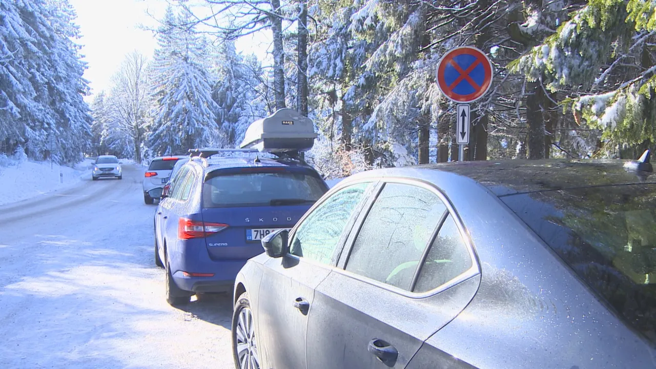 Vlastník lesa na Šerlichu nabídl místo pro parkoviště, dostal pokutu za ...