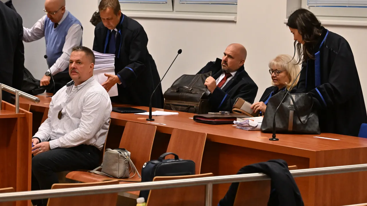 Soud uložil v kauze Stoka II podmínky a peněžité tresty — ČT24 — Česká ...