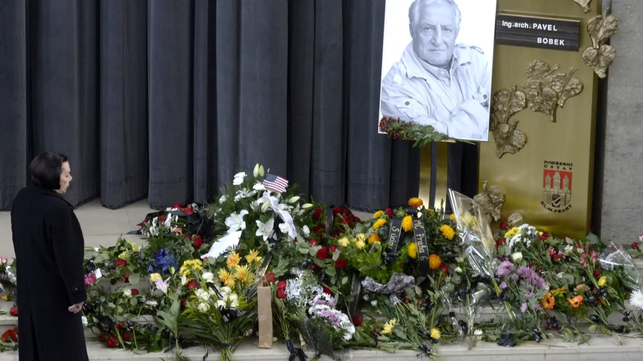 Veď mě dál, cesto má. Lidé se loučili s Pavlem Bobkem — ČT24 — Česká televize