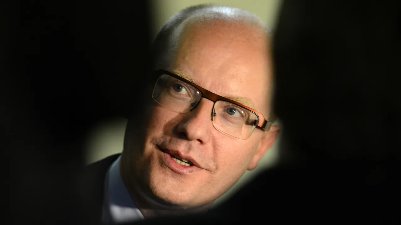 Sobotka stojí za Chládkem, Babiš za Prachařem — ČT24 — Česká televize