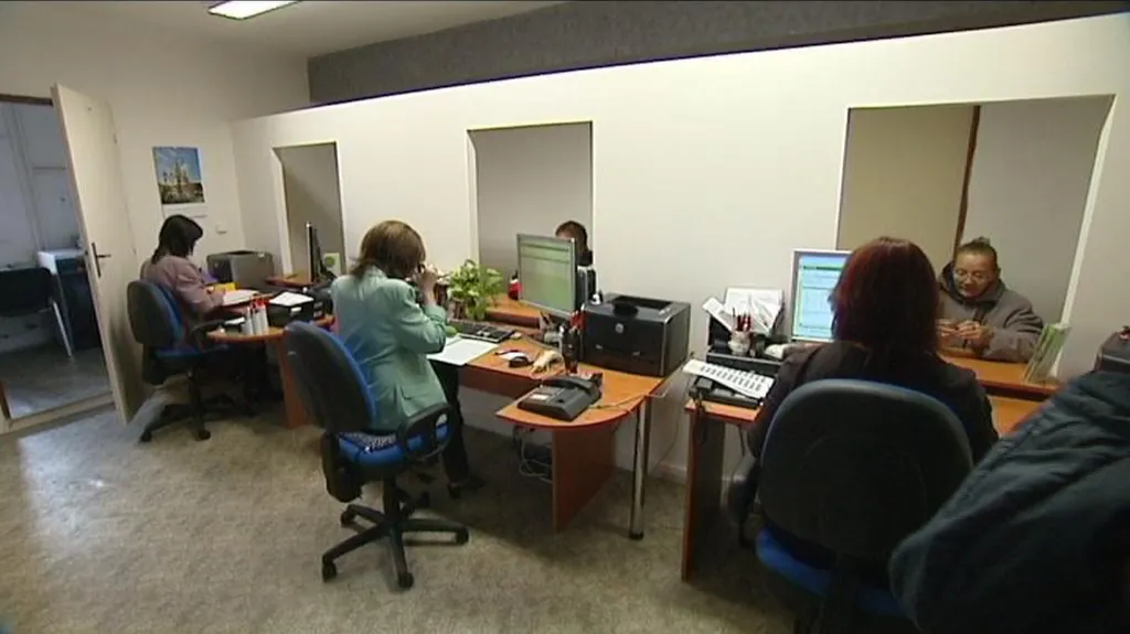 Pro dávky hmotné nouze do sklepa — ČT24 — Česká televize