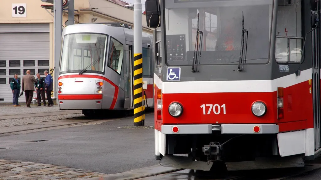 Ženu v Praze srazila tramvaj, vyprostit ji museli jeřábem — ČT24 — Česká televize