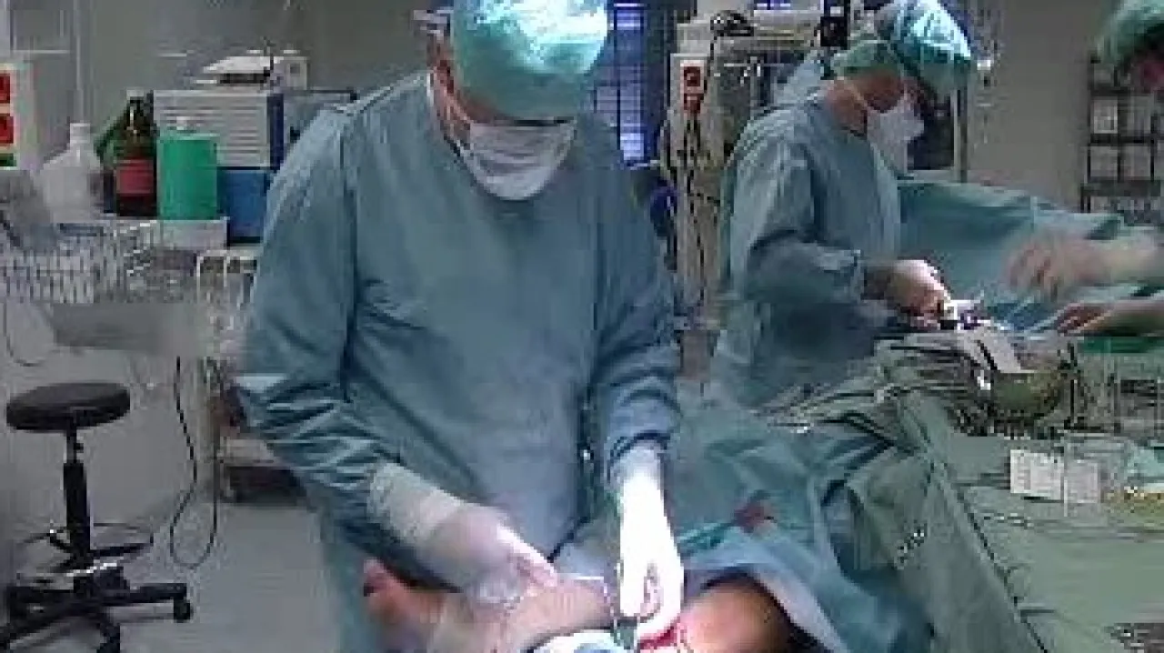 Olomoucká fakultní nemocnice vyučuje unikátní metodu operace vřetenní tepny — ČT24 — Česká televize