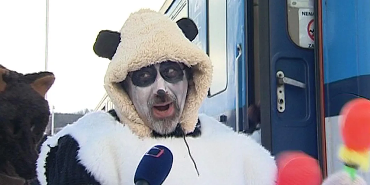 Silvestrovský vlak do Kubovy Hutě rozjásali klauni a mluvící zvířata ...