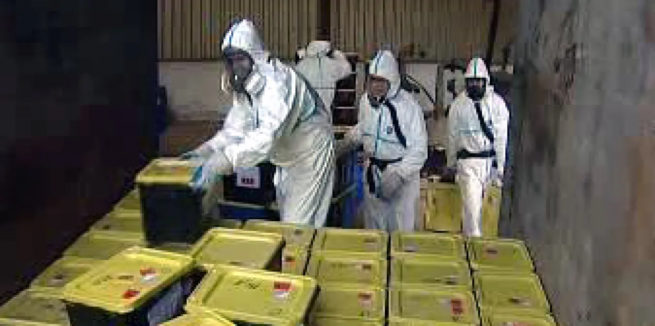 Poslední transport chemikálií z chvaletické nelegální skládky — ČT24 ...