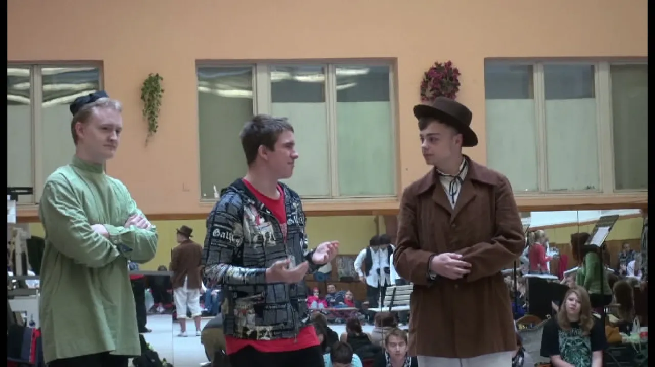 Šumař na střeše v podání kolínského gymnázia — ČT24 — Česká televize