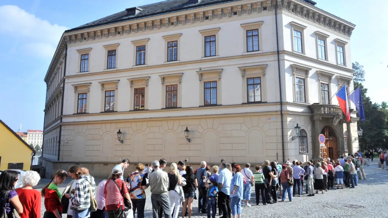 Lidé se podívali do ložnice státních návštěv i bytu Jana Masaryka — ČT24 — Česká televize