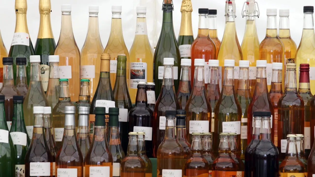 Policie obvinila hlavního distributora a dalších pět lidí za otravy ...