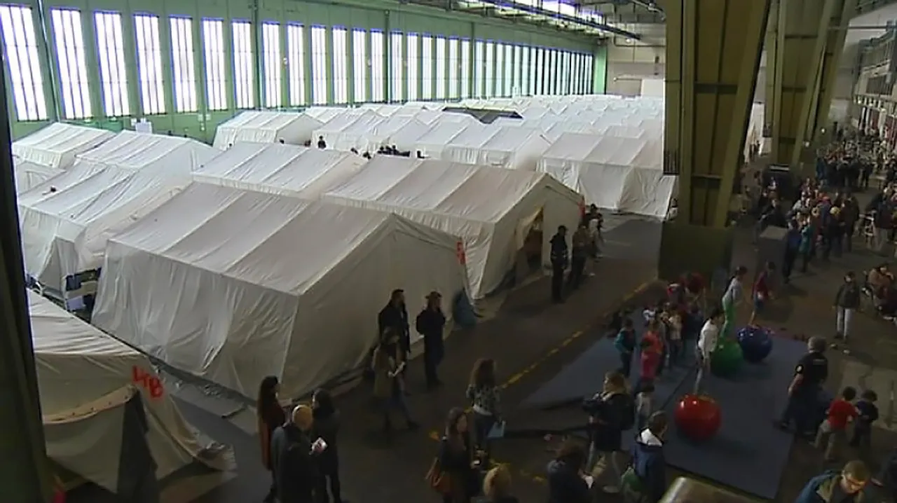 Legendární Tempelhof má dát tisícům migrantů střechu nad hlavou — ČT24 ...