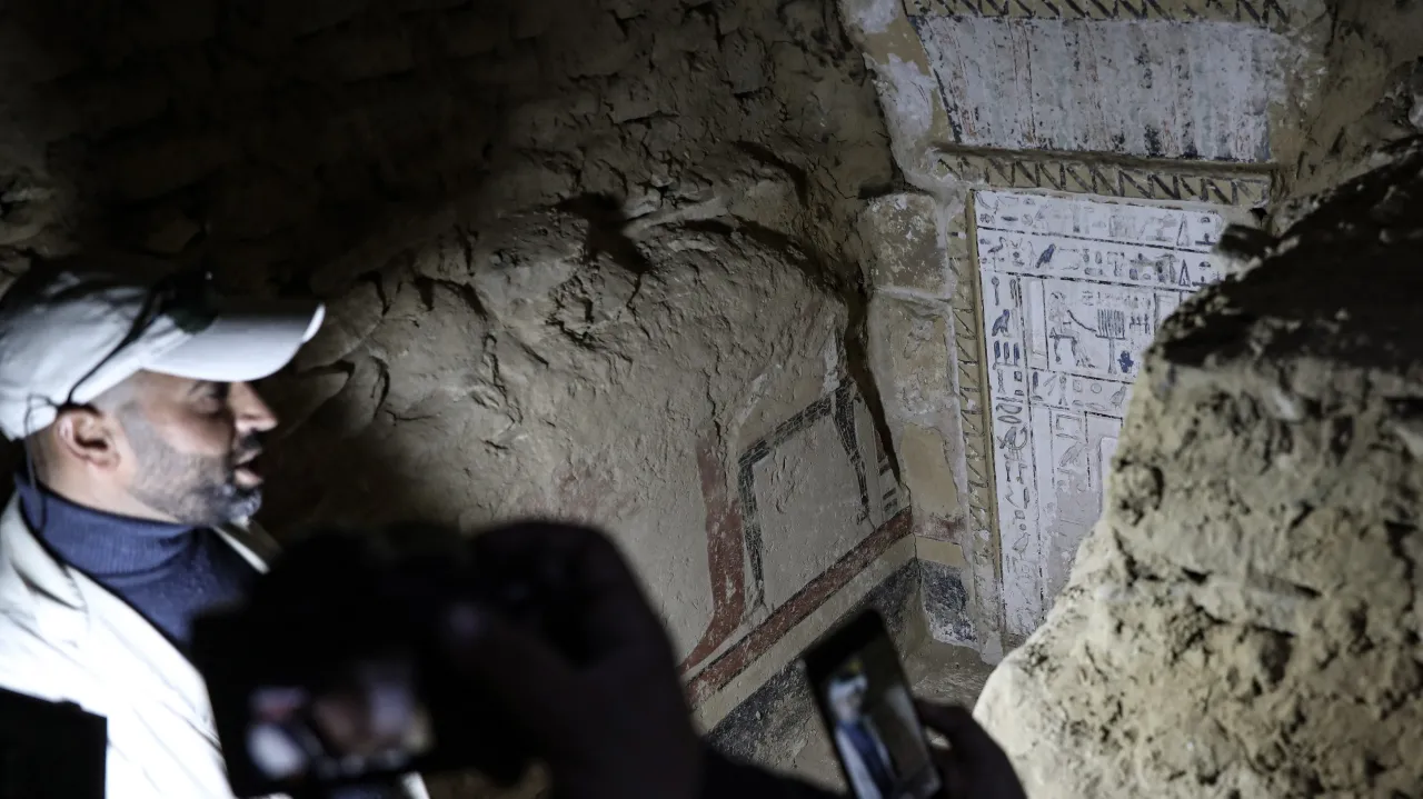 Egyptologové v odkryté faraonově hrobce našli možná nejstarší mumii ...