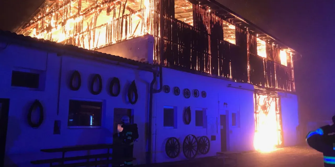 V hipocentru u Pardubic dohořívá stodola. Koně utekli, jsou vystrašení ...