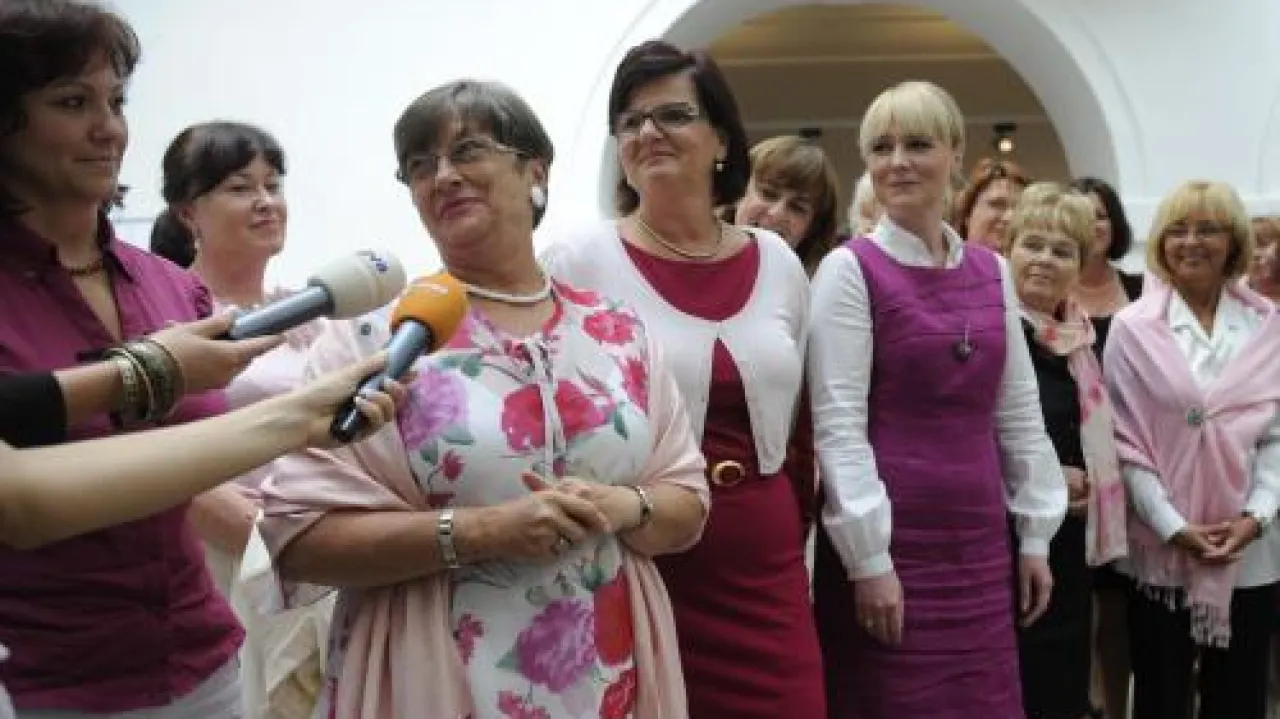 Poslankyně podpořily boj proti rakovině – přišly v růžovém — ČT24 ...