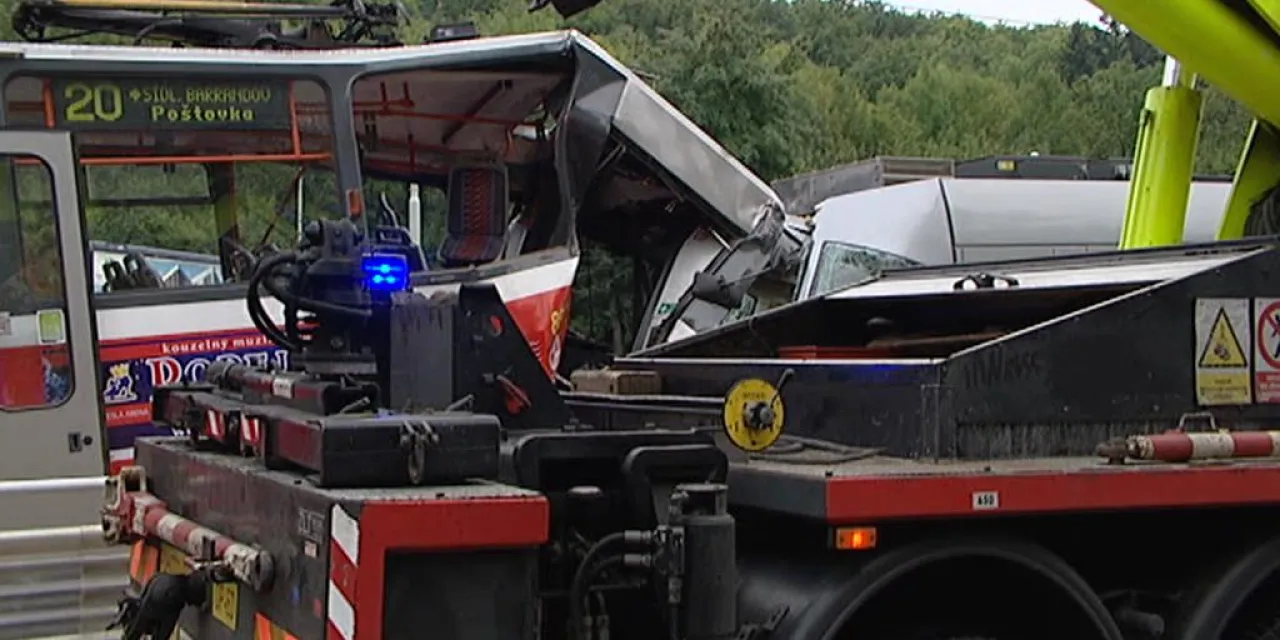 Dopravu na Letné zkomplikovala srážka dvou tramvají - tři zranění — ČT24 — Česká televize