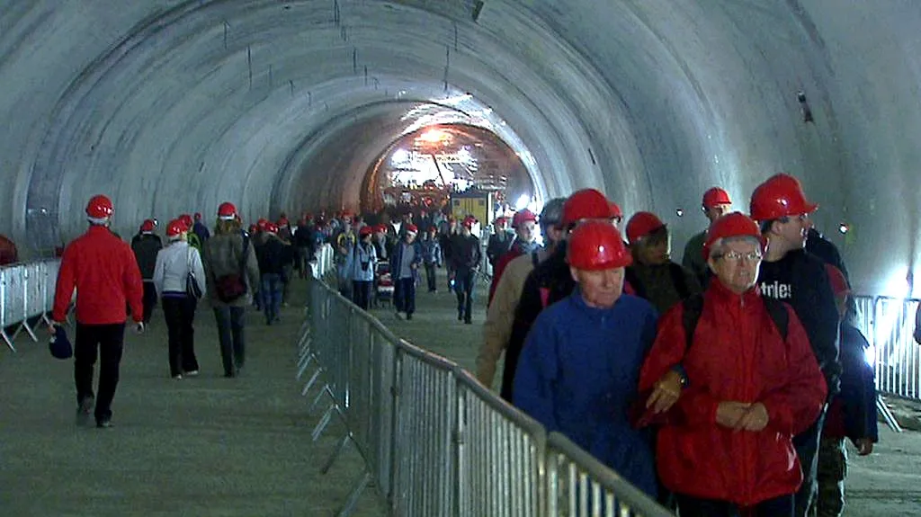 O prohlídku tunelu Blanka byl enormní zájem — ČT24 — Česká televize
