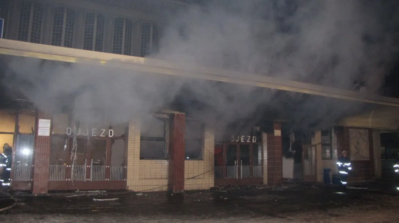 Na klatovském nádraží hořel stánek, oheň poničil i halu — ČT24 — Česká ...