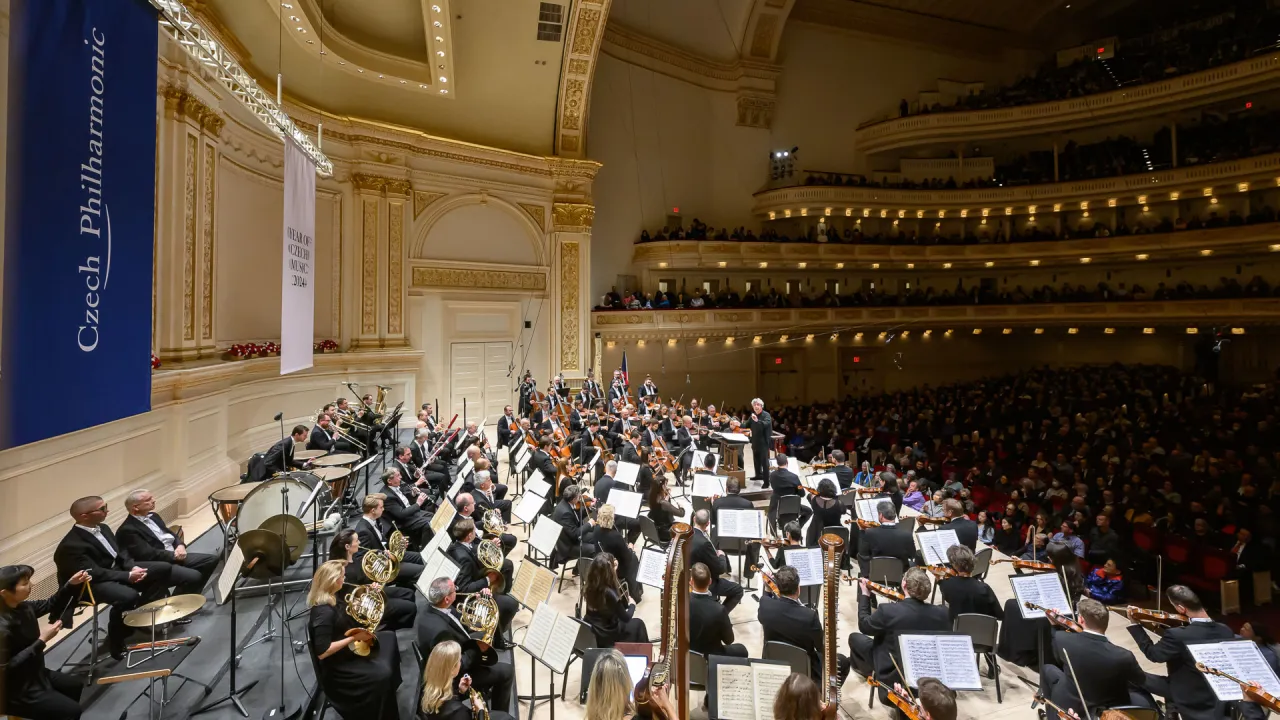 Česká filharmonie hraje v Carnegie Hall, už v půlce se tleskalo vestoje ...