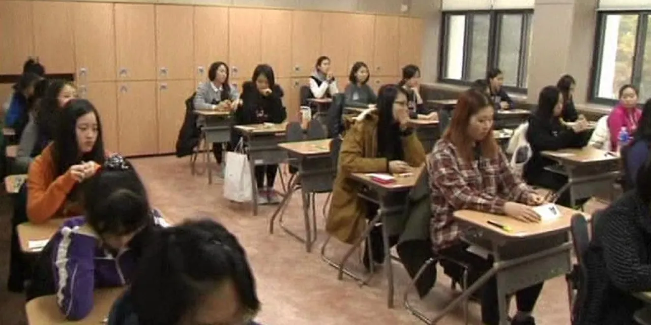 Modlení a bezletová zóna – přijímačky na vysokou v Koreji — ČT24 — Česká televize