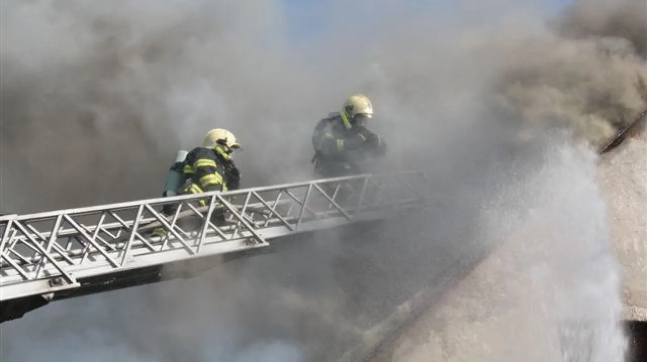 Na Přerovsku shořela stodola plná dřeva — ČT24 — Česká televize