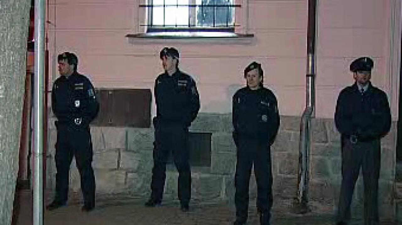 Rvačka Romů s policisty v Nejdku: Osm zraněných, čtyři zadržení — ČT24 ...