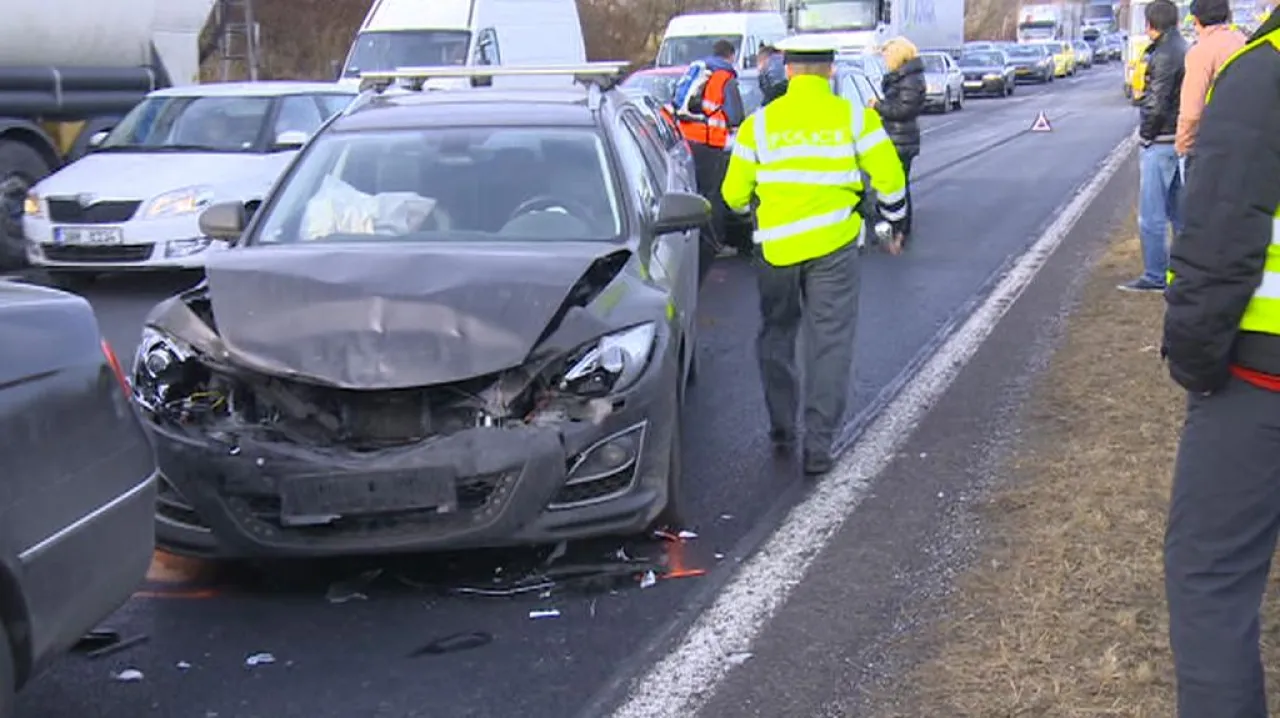 Nehoda na dvě hodiny uzavřela dálnici D1 u Benešova — ČT24 — Česká televize