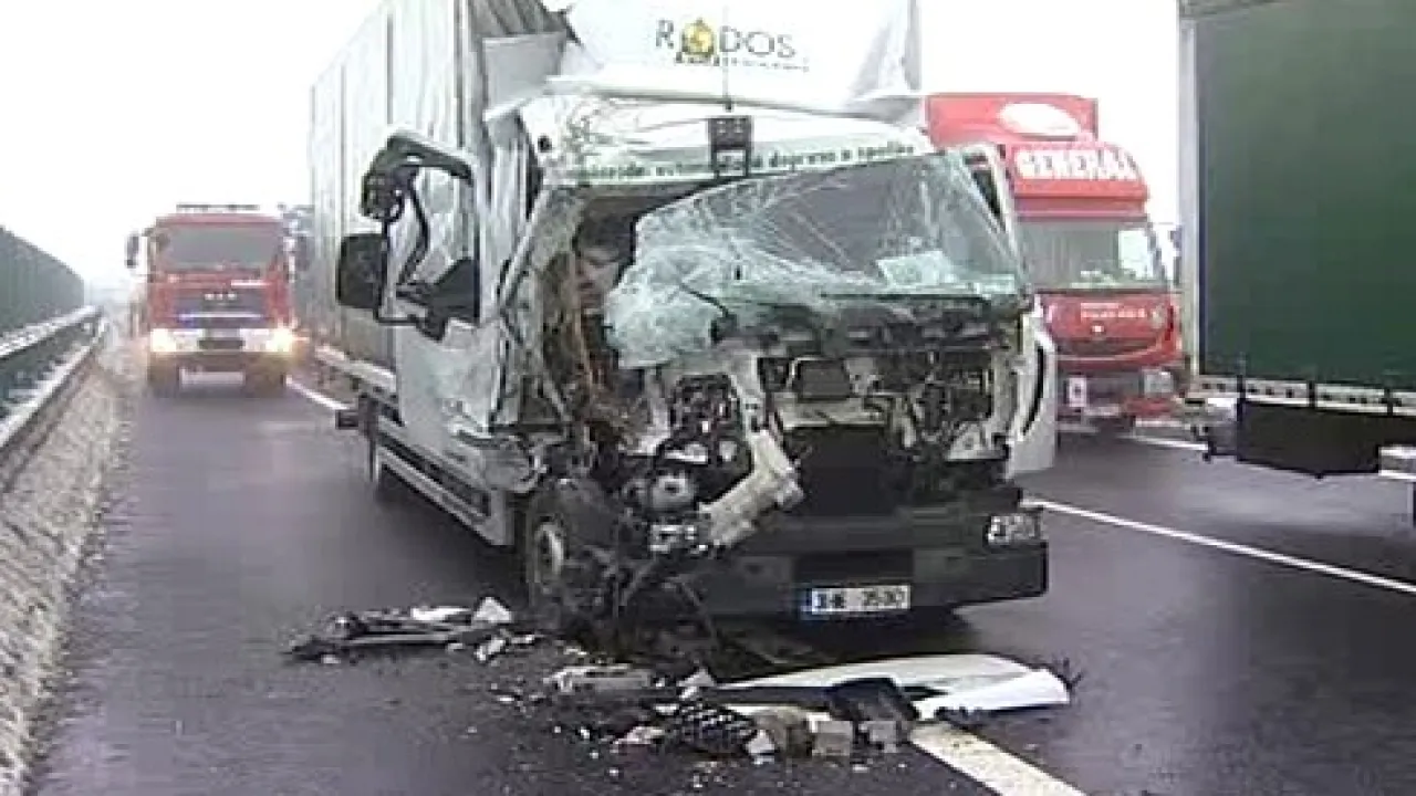 Hromadná nehoda na D8 způsobila škody za 13 milionů — ČT24 — Česká televize