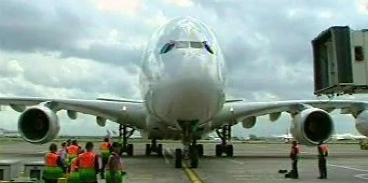 Obří Airbus A380 poprvé letěl s platícími cestujícími do Evropy — ČT24 ...