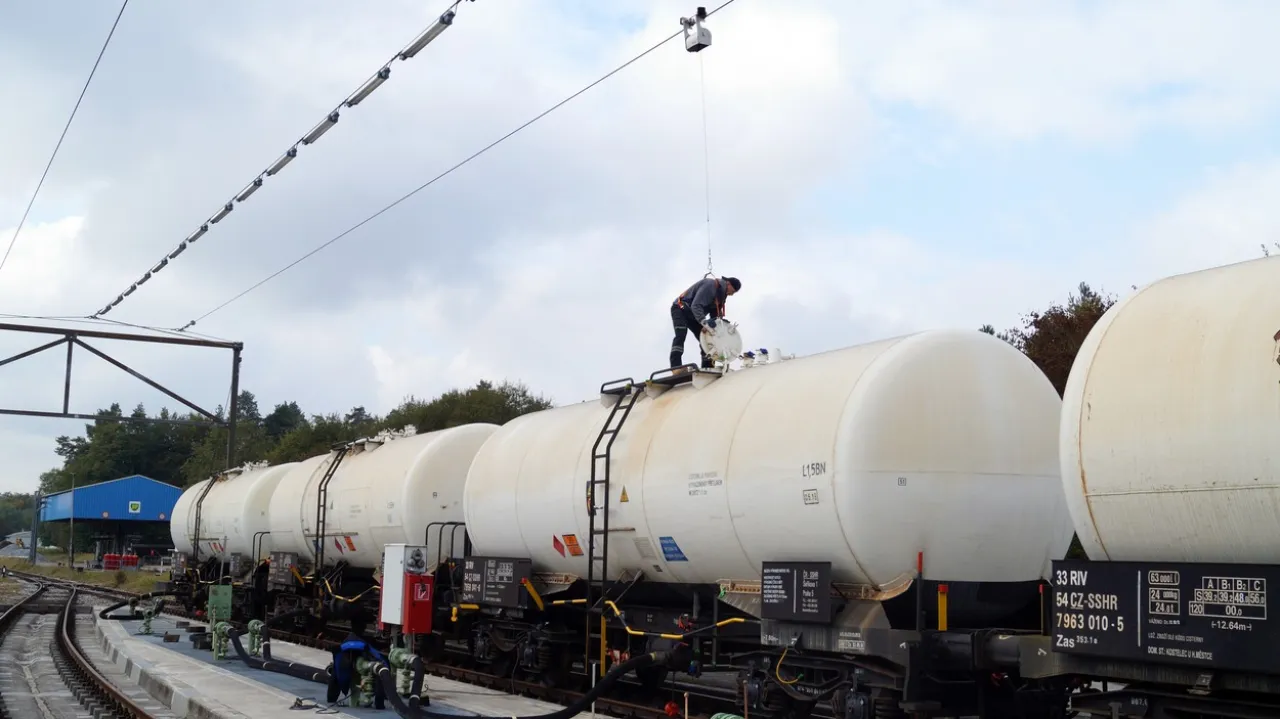 Soud zrušil rozsudek v kauze Viktoriagruppe a chybějící české nafty — ČT24 — Česká televize